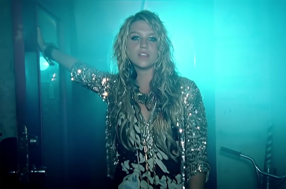 Watch Kesha Brush Her Teeth With a Bottle of Jack to Celebrate ‘Tik Tok ...